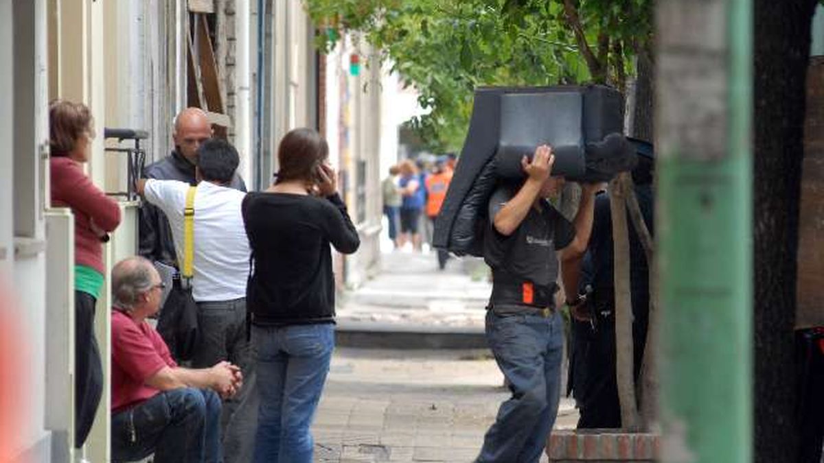 Unas Familias Resisten Su Desalojo De Un Hotel