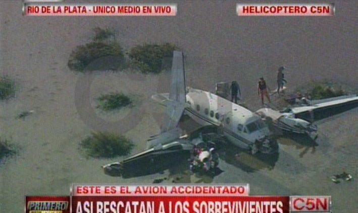 Cinco Muertos Y Cuatro Heridos Al Caer Una Avioneta En El Río De La