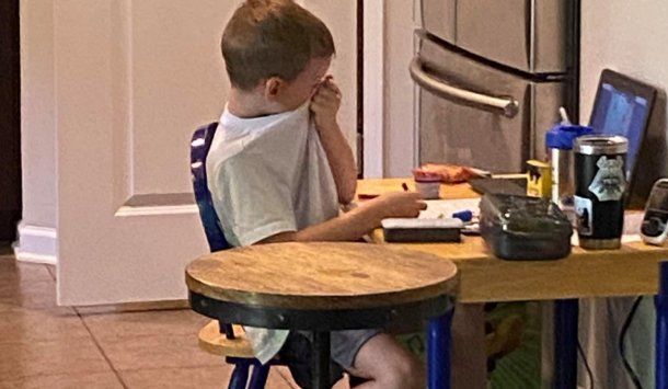 La foto de un nene llorando en una clase virtual que se hizo viral