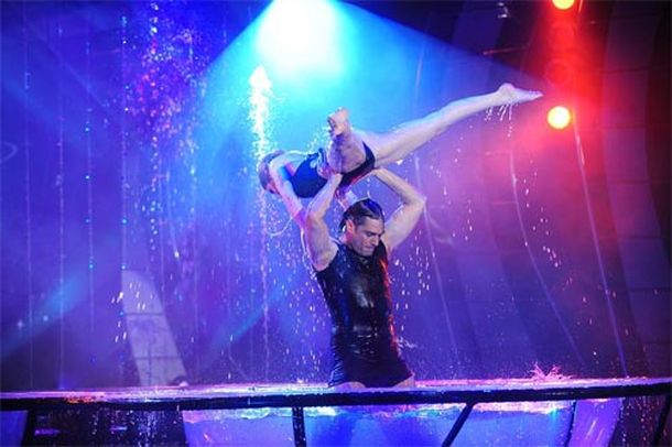 Bellos cuerpos mojados en el comienzo del Aqua Dance en Bailando...