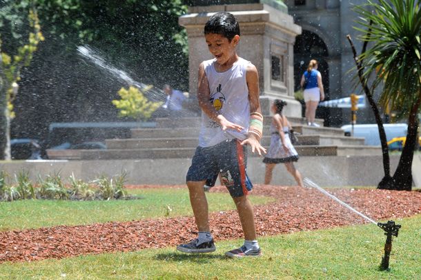Sigue subiendo la temperatura: más de 35 grados a las 13