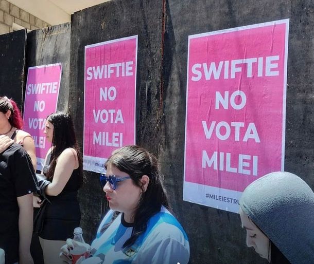 Swiftie no vota a Milei: los afiches de los fans de Taylor Swift contra ...