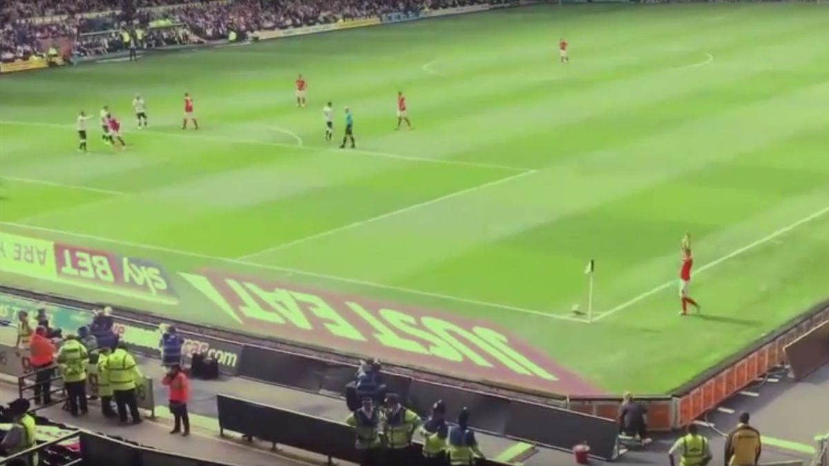 Se divertía con Ronaldinho y ahora es viral por tirar el peor córner de ...