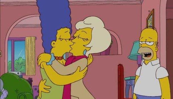 Marge sale del clóset y Homero se convierte en un voyeurista
