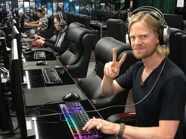 Se hizo famoso por transformarse en un meme y ahora ayuda a miles de personas