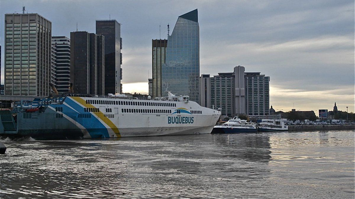 Buquebus hasta las manos a días de las vacaciones: ordenan su ...