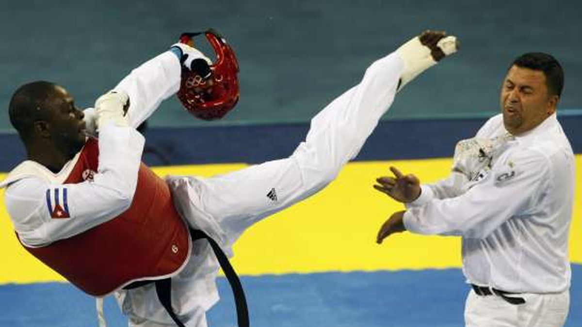 Locura en Beijing: un deportista se enojó y le pegó una patada en la ...