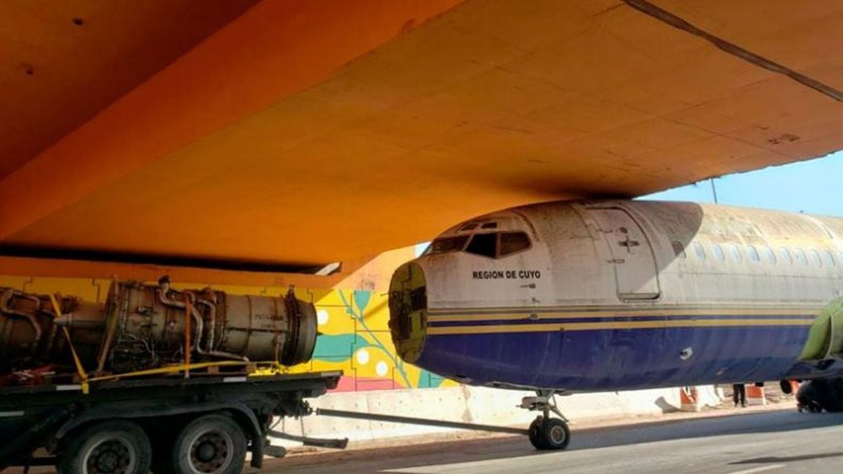 Córdoba: un avión quedó atascado debajo de un puente