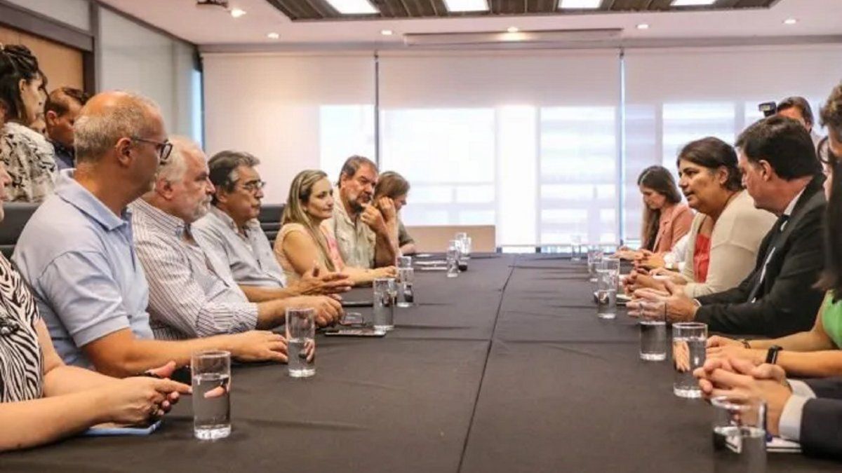 Paritarias: empleados estatales cerraron un aumento para el trimestre ... Paritarias: empleados estatales cerraron un aumento para el trimestre ...