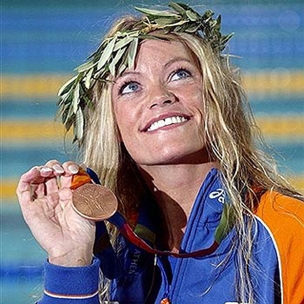 Una sirena que deja el agua por las pasarelas