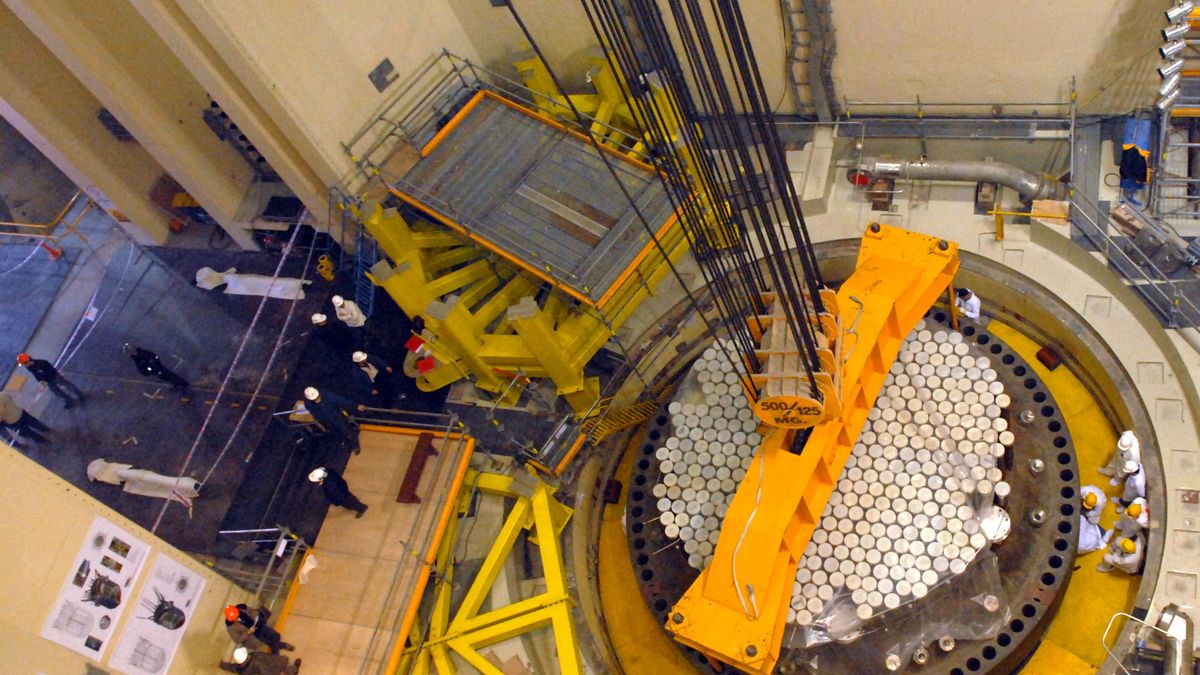 Advierten que podrían despedir a 2.200 trabajadores de la central ...