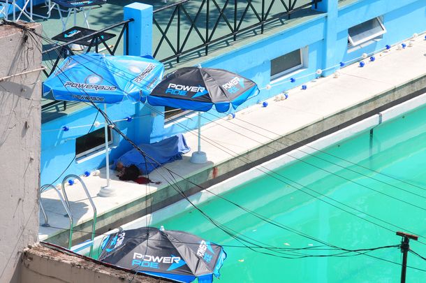 El cuerpo del hincha de Racing tras ser sacado de la pileta