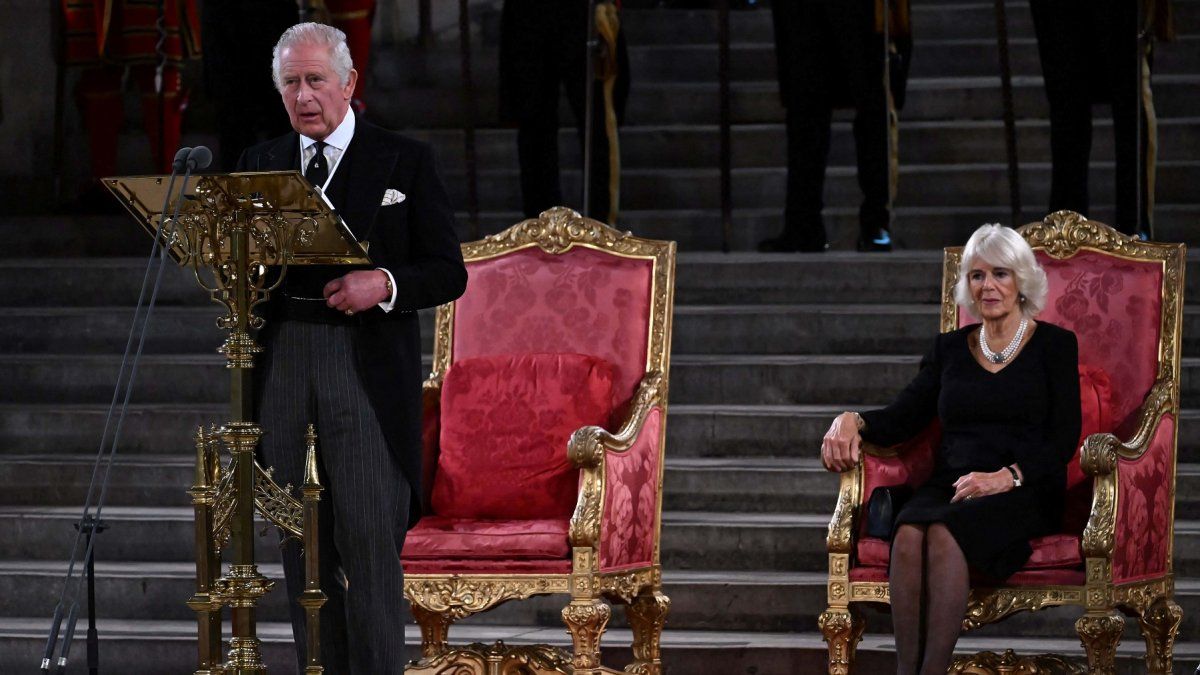 Tras la muerte de la reina Isabel, el rey Carlos III se dirigió por primera vez al Parlamento ...