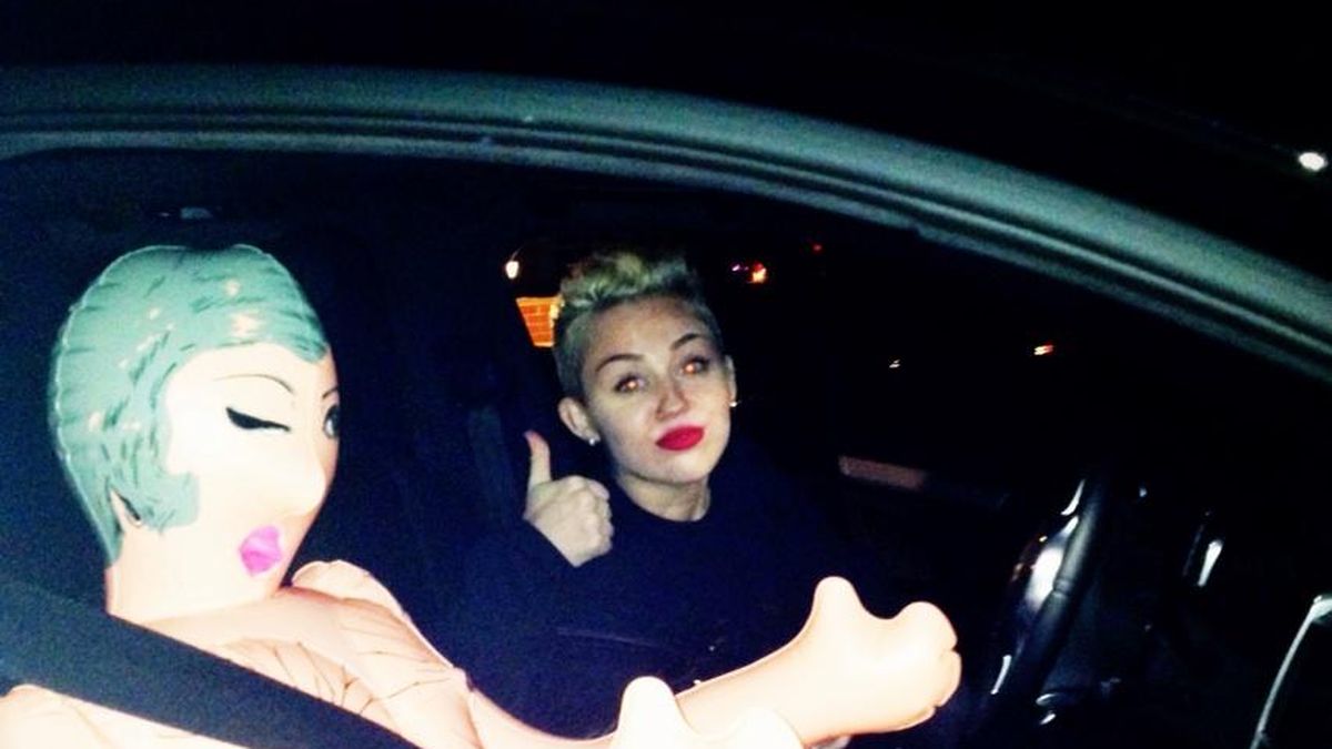 A una popstar le regalaron una muñeca inflable para Navidad