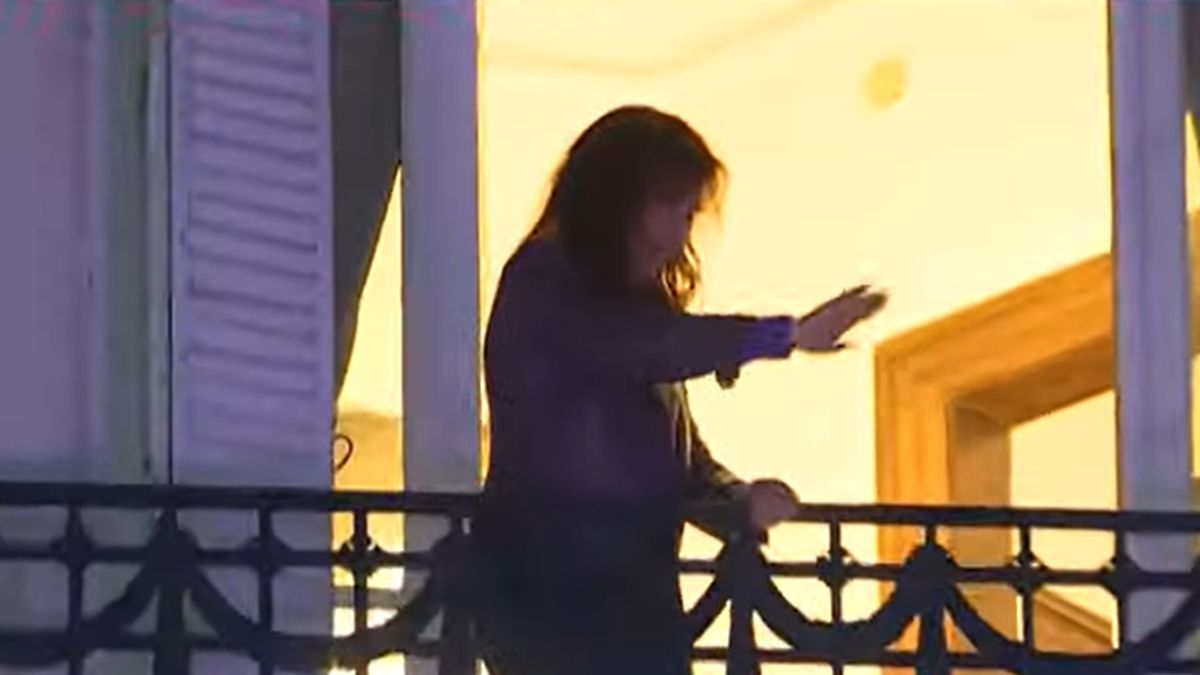 Cristina Kirchner volvió a saludar desde el balcón en el marco de una ...