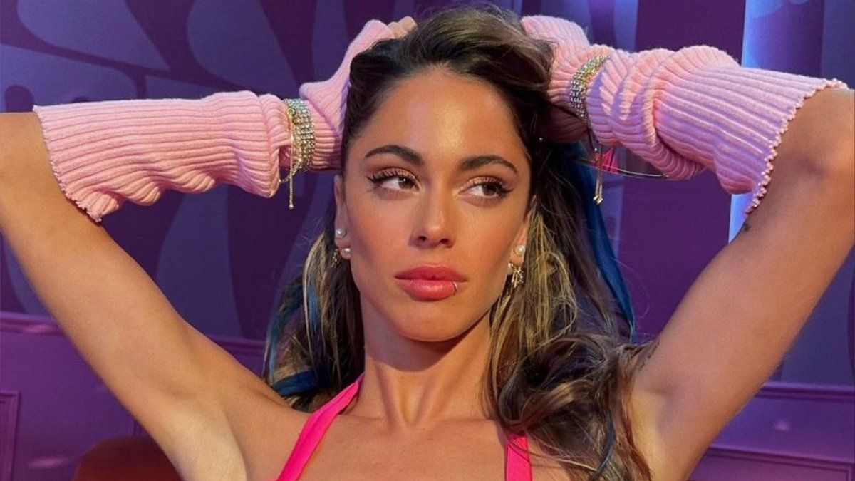 Desde un yate de lujo, Tini Stoessel posó en microbikini colaless