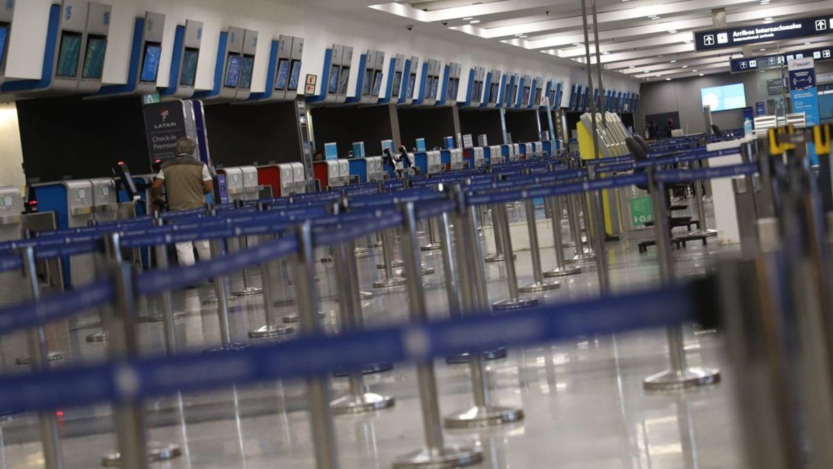 Las fotos de Aeroparque, desolado por el paro de la CGT