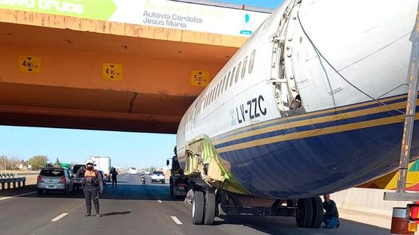 Córdoba: un avión quedó atascado debajo de un puente