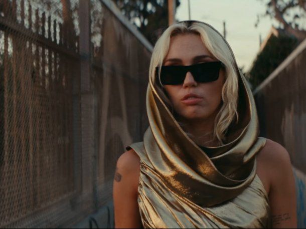 Miley Cyrus presenta Flowers con mensajes para Liam Hemsworth