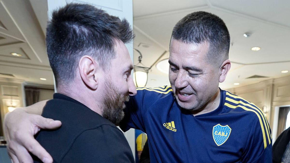 Messi llegó a Buenos Aires y fue recibido por Juan Román Riquelme en la ...