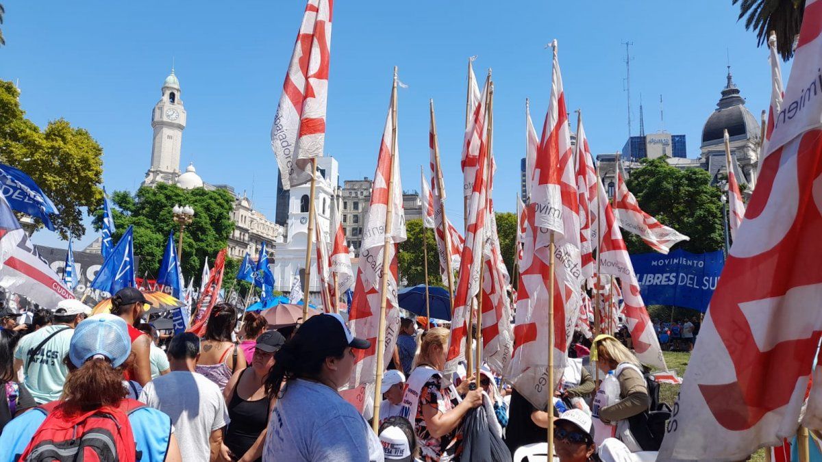 Piqueteros protestan en Plaza de Mayo por la baja de planes sociales