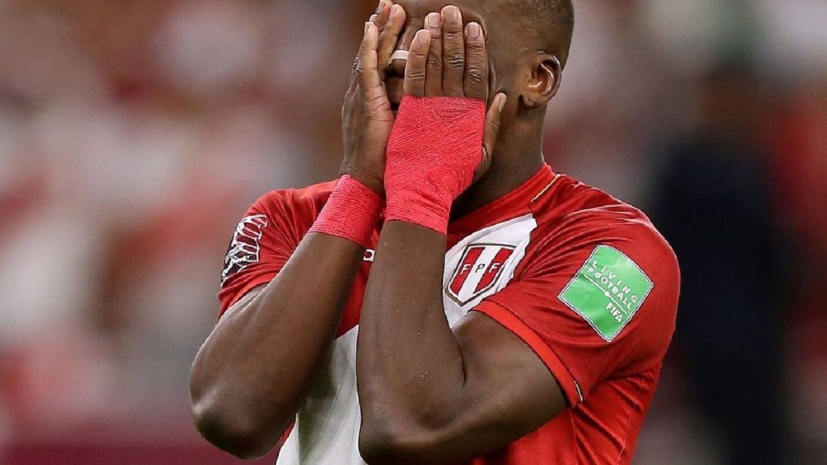 Advíncula renunció a la selección de Perú tras errar penal