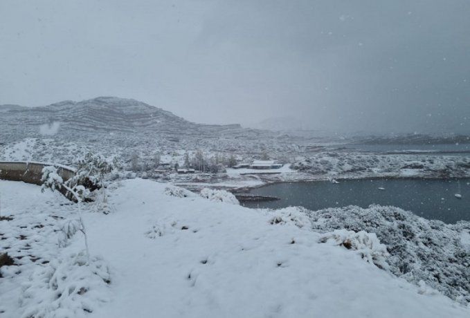 El Dique Potrerillos amaneció como una postal por la nieve