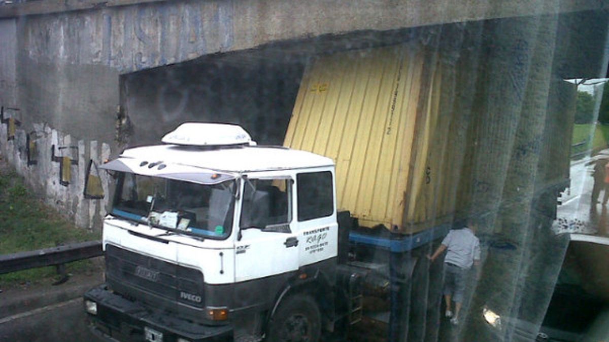Un camión, atascado por un puente en General Paz Un camión, atascado por un puente en General Paz