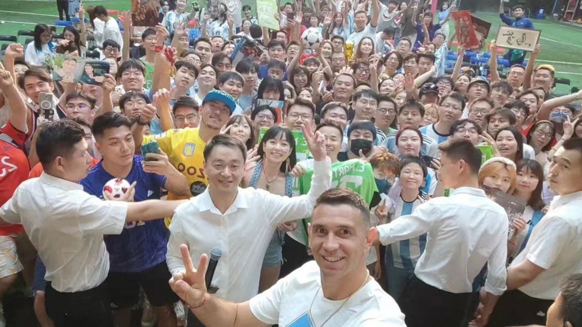 El show de Dibu Martínez en Beijing: sorprendió a una fan y lo ...