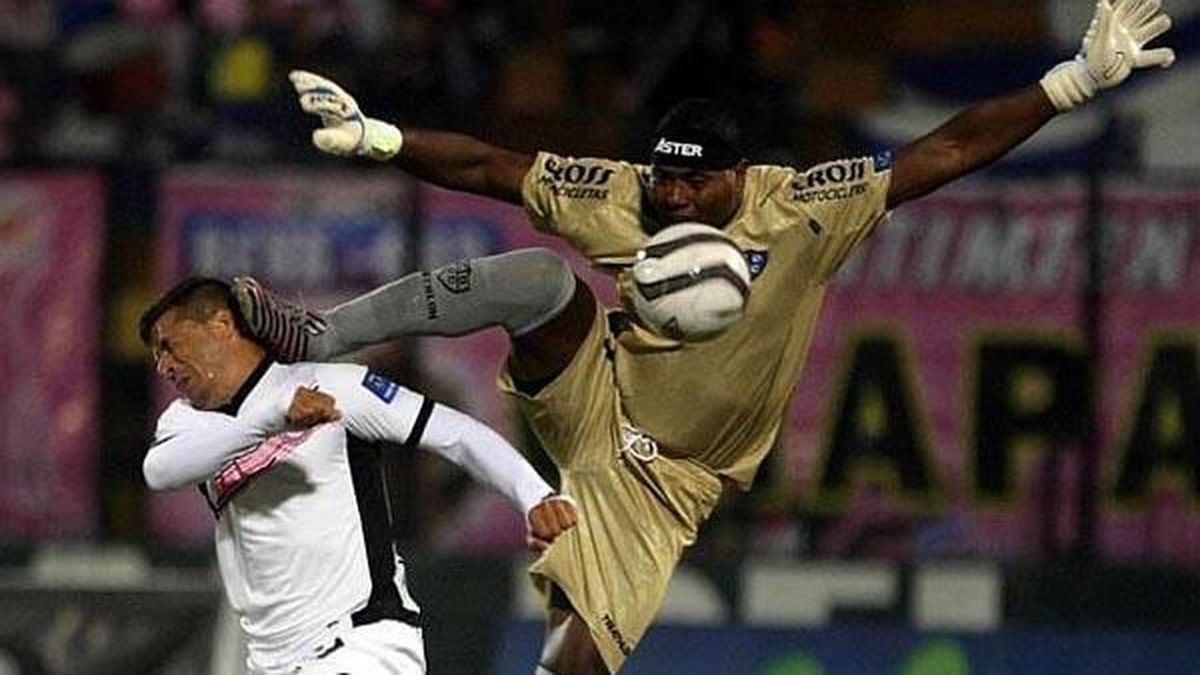 Casi le arranca la cabeza de una patada