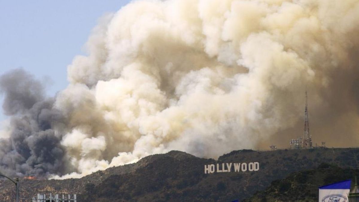 El cartel de Hollywood está en peligro por un incendio forestal