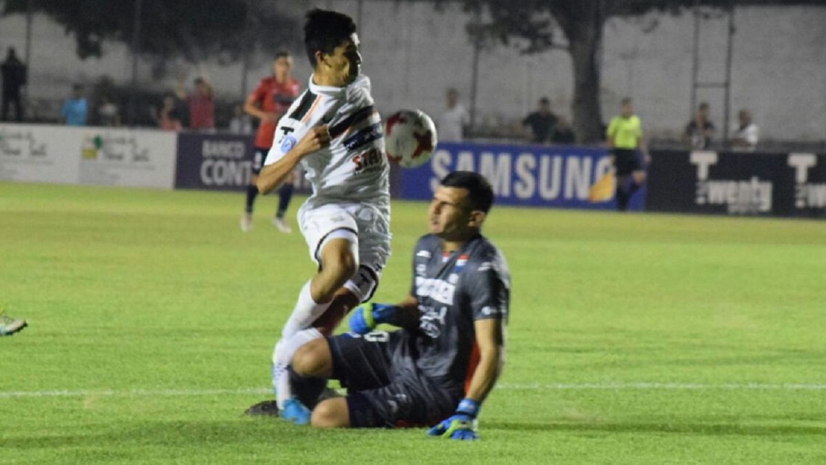 Espeluznante fractura de Richard Prieto en el fútbol paraguayo: el ...