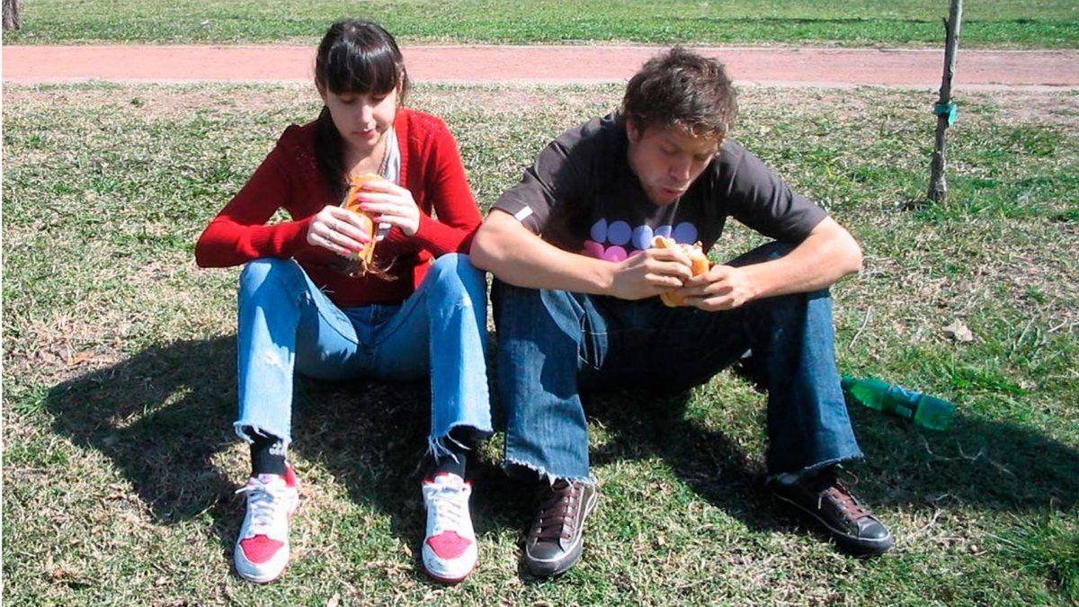 Papu Gómez y Linda Raff recrearon la foto de la Costanera con sus tres ...