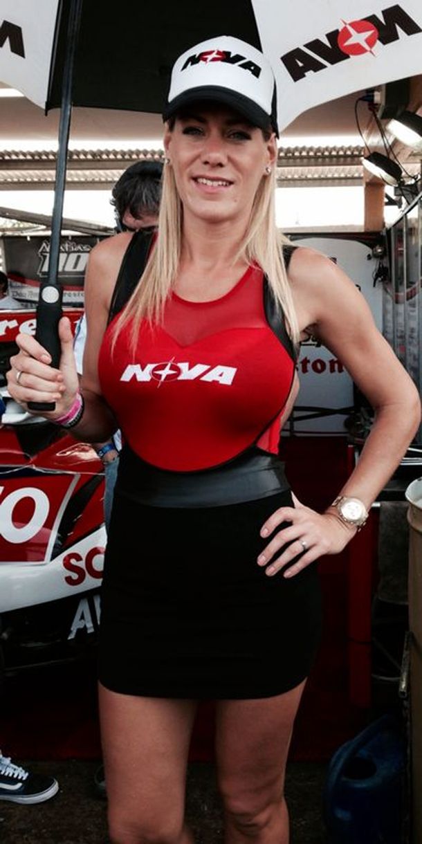 Las promotoras más lindas calientan la pista del Turismo Carretera en ...