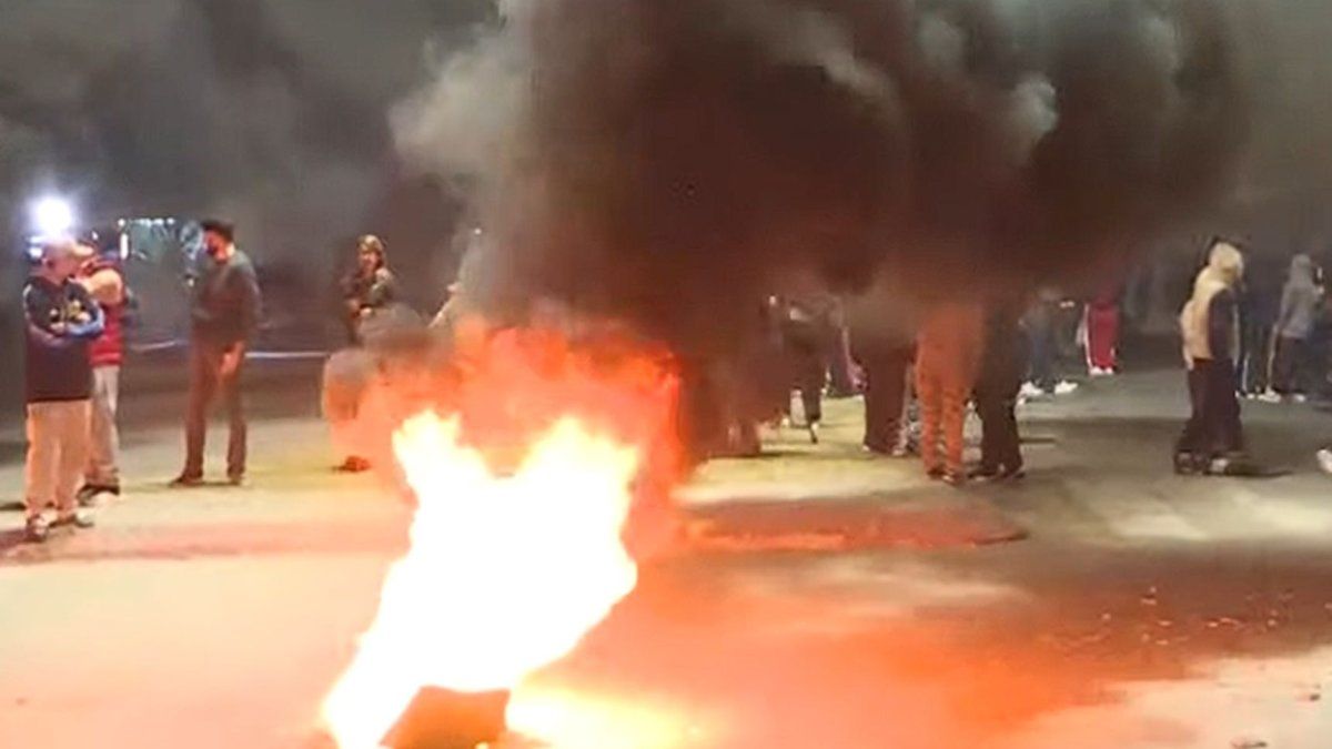 Caso Agostina Vega: marcha, quema de gomas y pedido de justicia