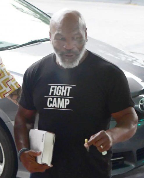 Tras El Incidente En El Avión Mike Tyson Fumó Marihuana Con Sus Fans