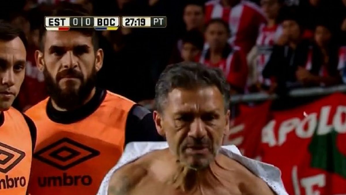 La explicación de Nelson Vivas después de sacarse y arrancarse la camisa