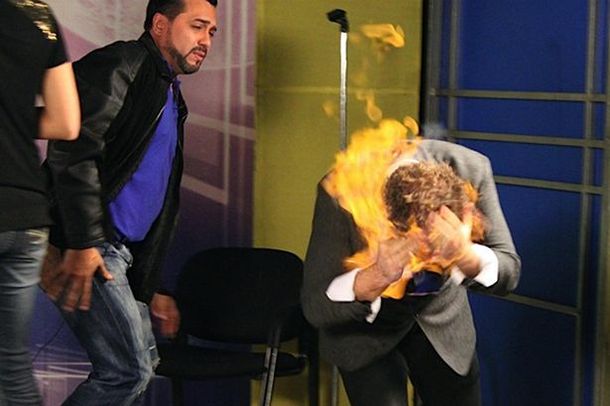 Un mago termina con la cabeza prendida fuego en un programa de tevé