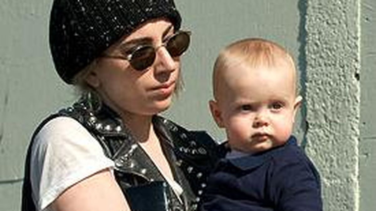 La última de Gaga: salió a la calle vestida normal y con un bebé