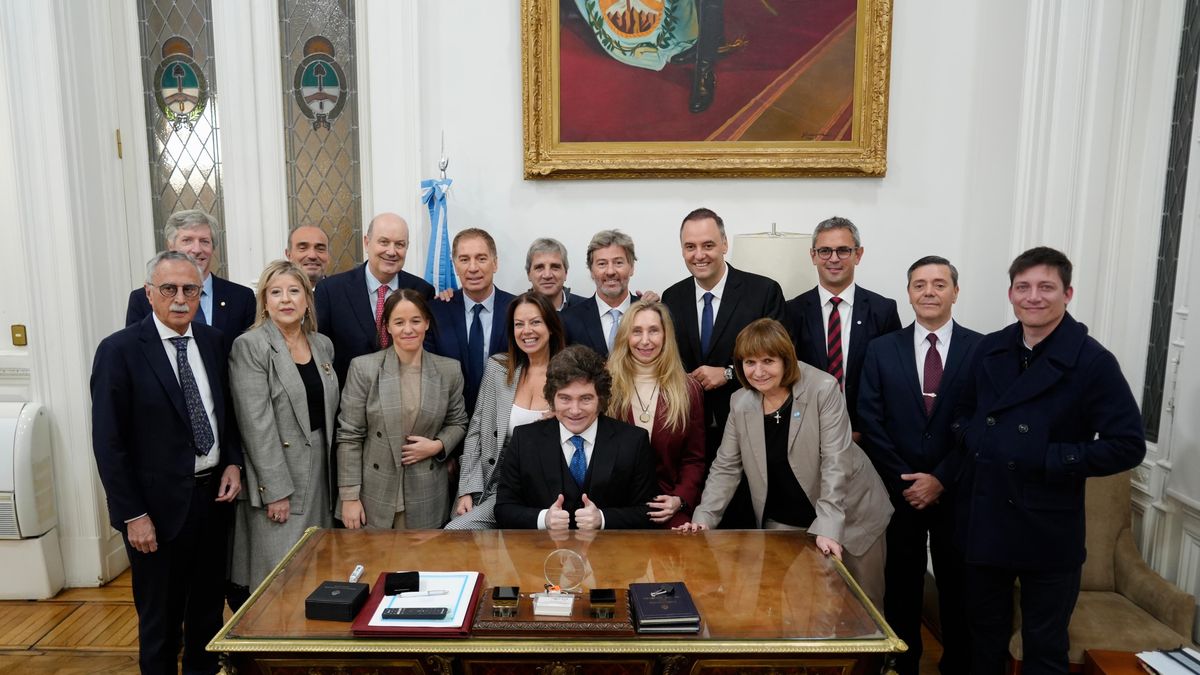 VIDEO: Javier Milei respaldó a Manuel Adorni al ritmo de Rocky en al ...