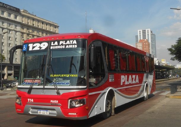 Paran por tiempo indeterminado dos líneas de colectivo que recorren ...
