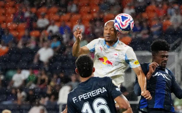 Mundial de Clubes 2025: en un partido demorado por tormentas, Red Bull Salzburg venció 2-1 a Pachuca