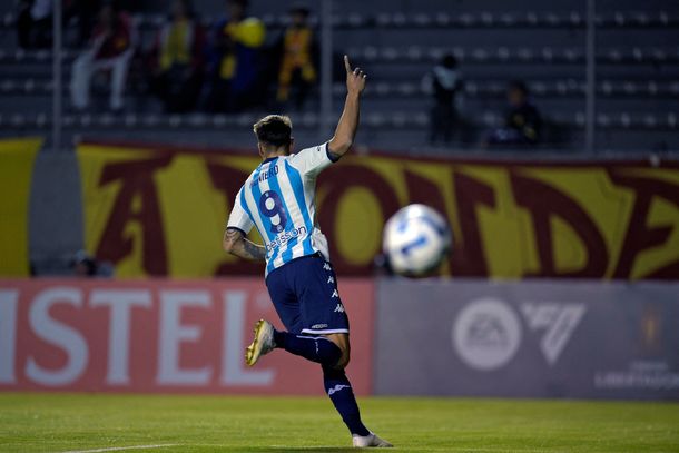 Racing le ganó 2-1 al Aucas y se metió en los octavos de final