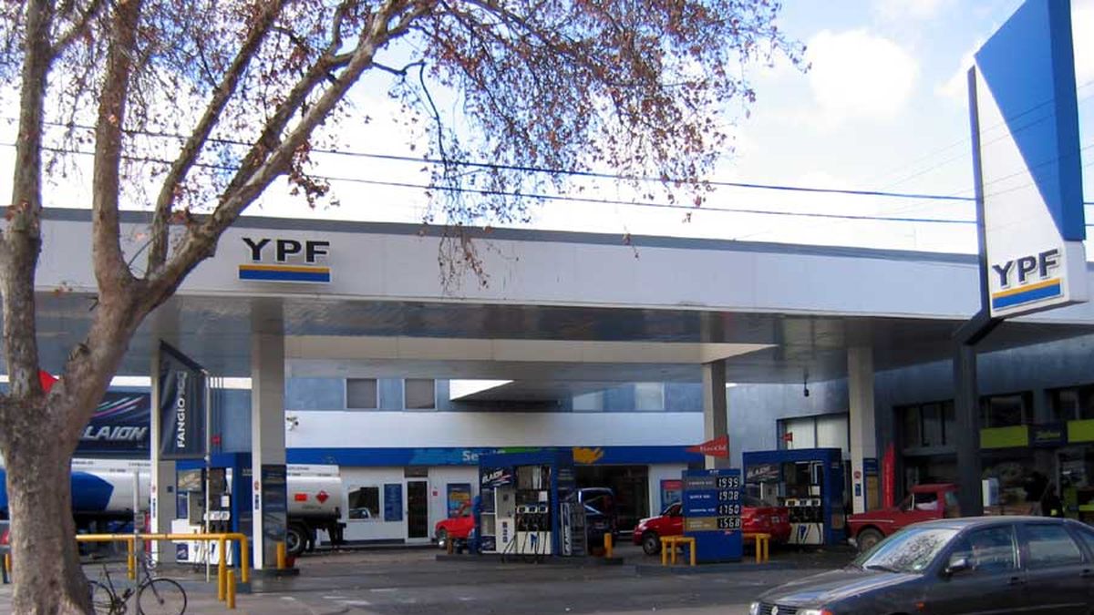 YPF anunció un aumento en los precios de sus combustibles