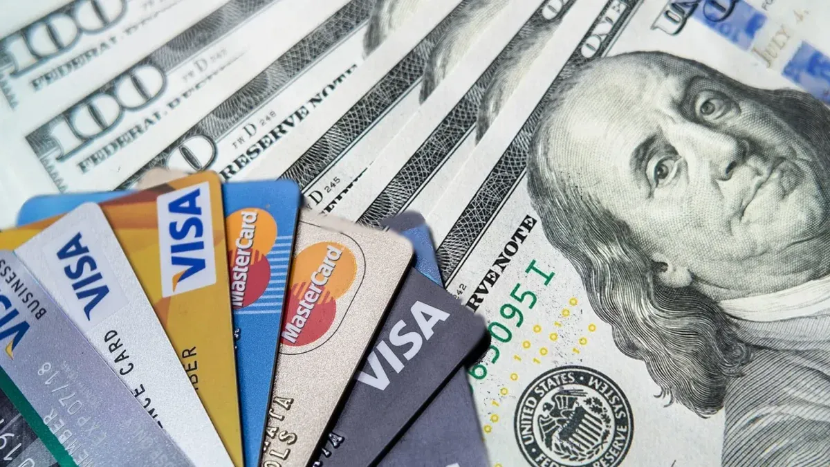 Dólar tarjeta: cómo impacta la suba del impuesto para compras en el exterior, viajes, servicios ...