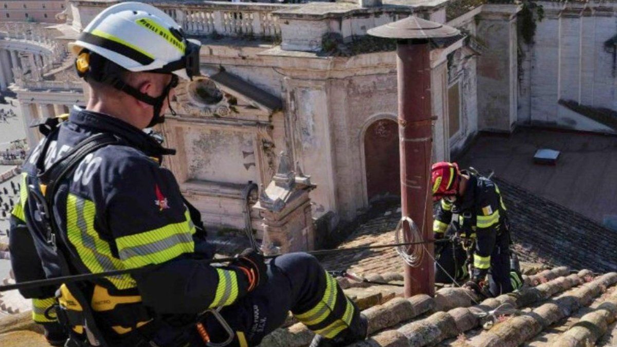 Así instalaron la chimenea que anunciará al nuevo Papa en la Capilla ...