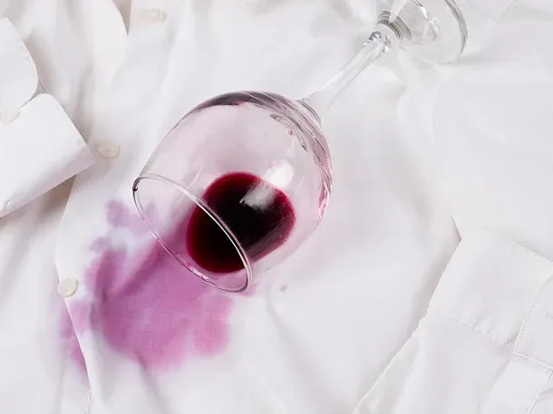 Trucos caseros: cómo sacar las manchas de vino con leche Trucos caseros: cómo sacar las manchas de vino con leche
