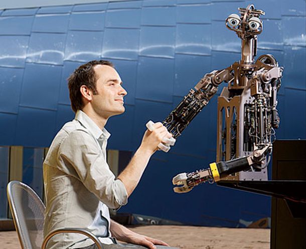 EL ROBOT CON LOS OJOS HUMANOS