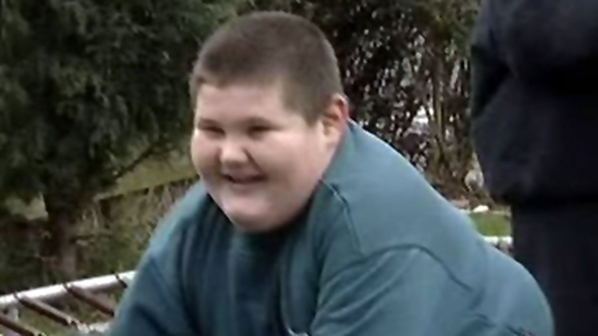 Nene de 8 años que pesa 89 kilos seguirá viviendo con su mamá