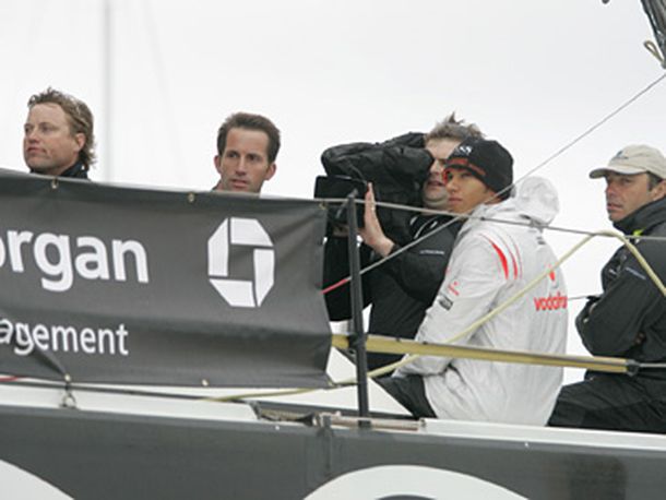 Y eso que sabe manejar... Lewis Hamilton se estrelló en un barco